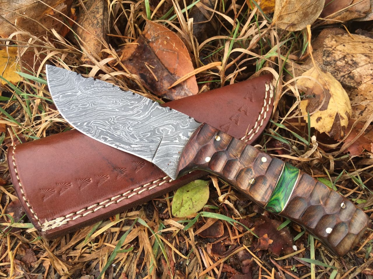 II-3 Hunting Skinning Grooved Handle Knife Solid and Beautiful Walnut ...